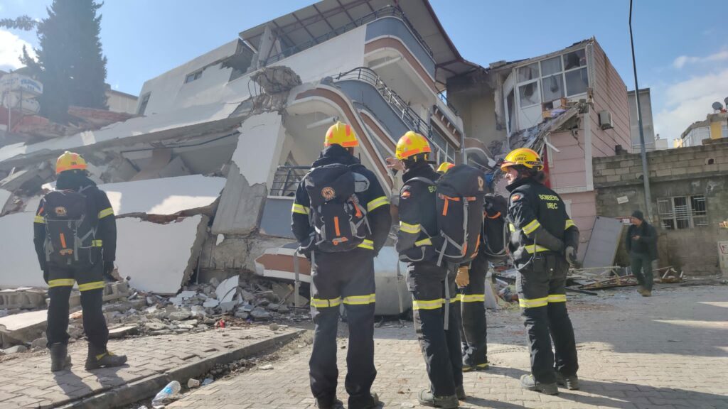 Dos bomberos del parque de Torrent, Rubén Aranaz y el torrentino ...